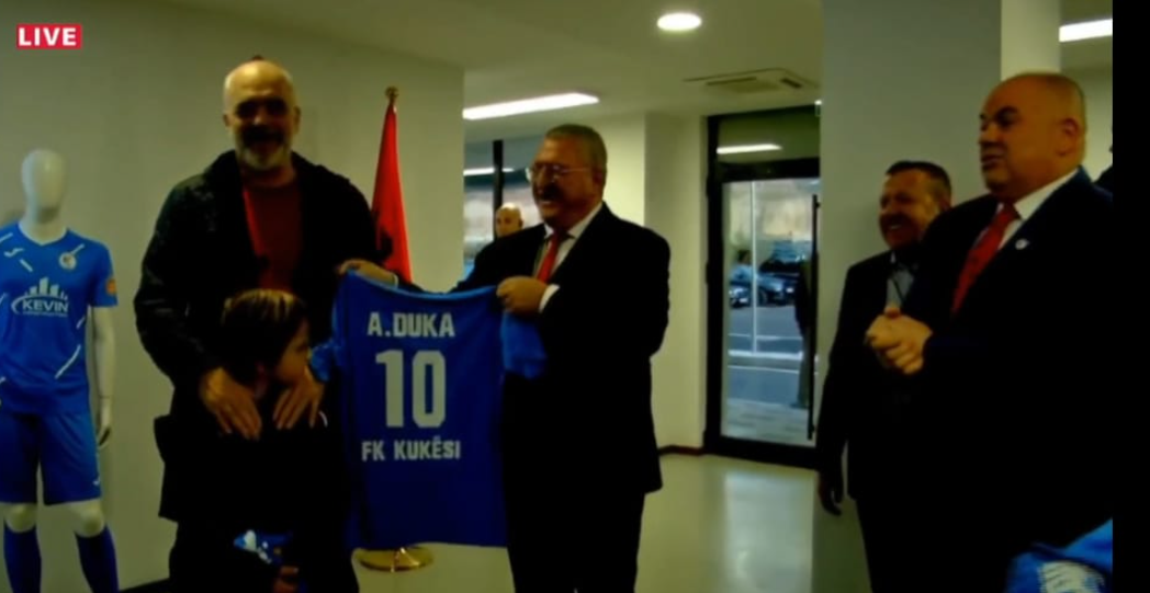 Gjici i dorëzon edhe fanella, Kukës Arena bën bashkë Armand Dukën dhe ...
