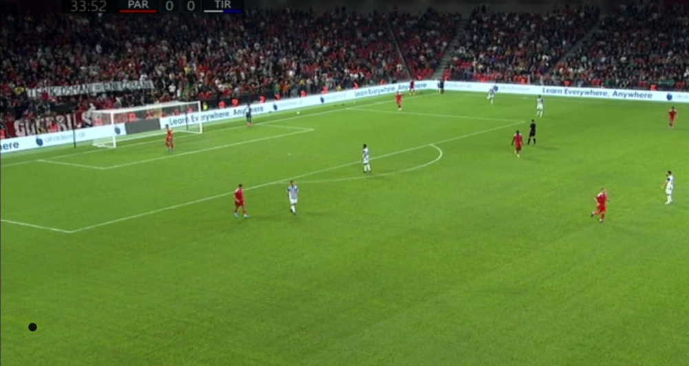 FOTO/ Tifozët e Partizanit shënjestrojnë drejtorin sportiv të Tiranës ...