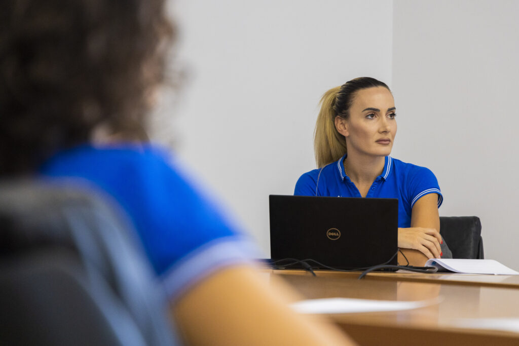 Seminari me arbitret vajza, Emanuela Rusta zbulon risinë e sezonit të ...