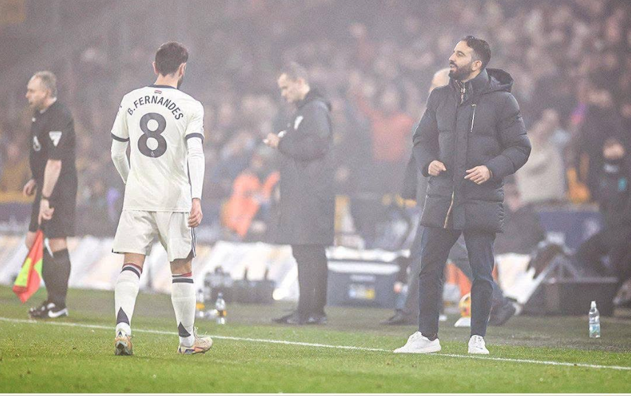 “Djajtë e kuq” zhduken në mjegullën e stadiumit, Manchester-i pëson ...