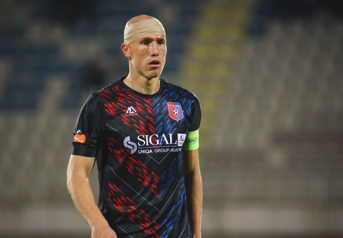 Bekim Balaj mban me të drejtën sulmin dhe Nevil Dede trajner, ja ...