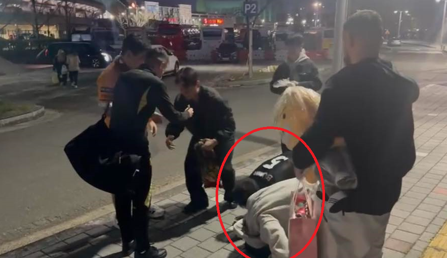 VIDEO/ Tifozët e Gwangju e takojnë jashtë stadiumit dhe i ulen në ...