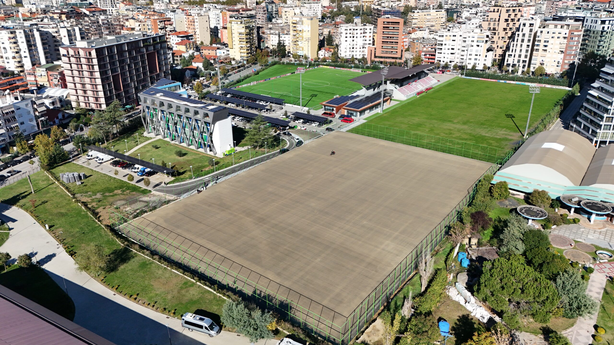 Një tjetër fushë futbolli po i shtohet Tiranës, punimet në Shtëpinë e ...